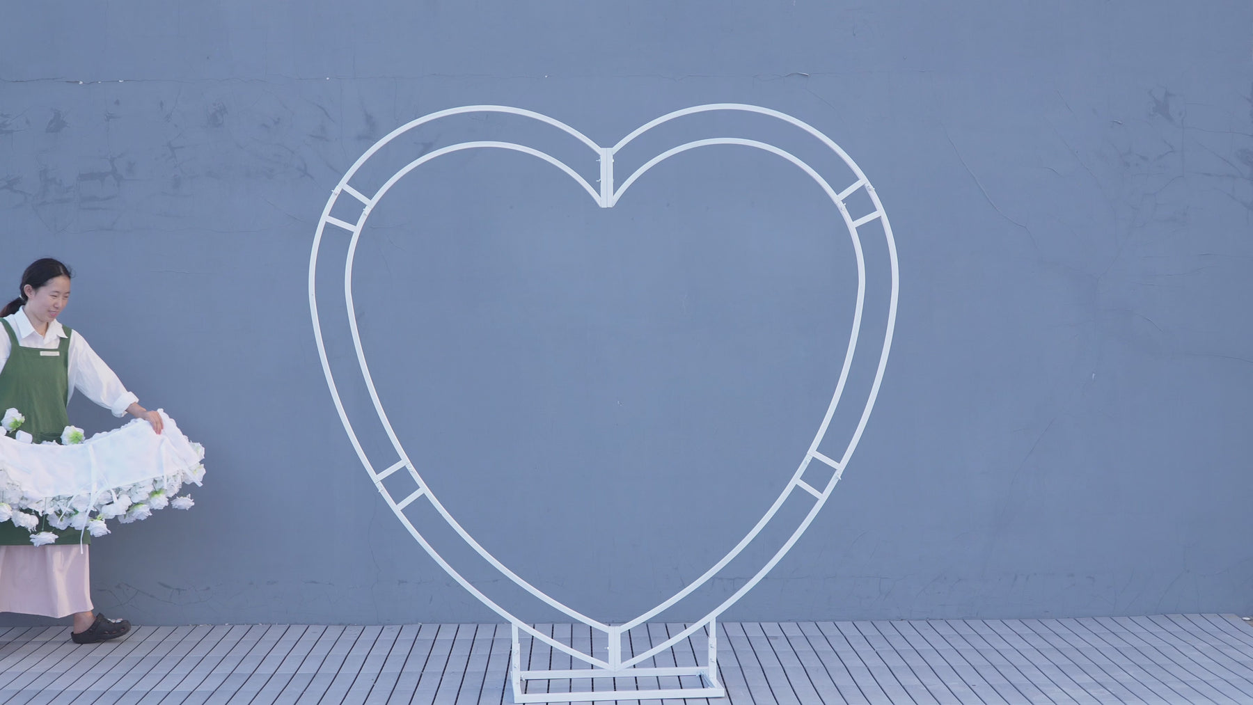 Home A8203 8.5ft White Rose Heart-Shaped Flower Arrangement Cloth Base ...